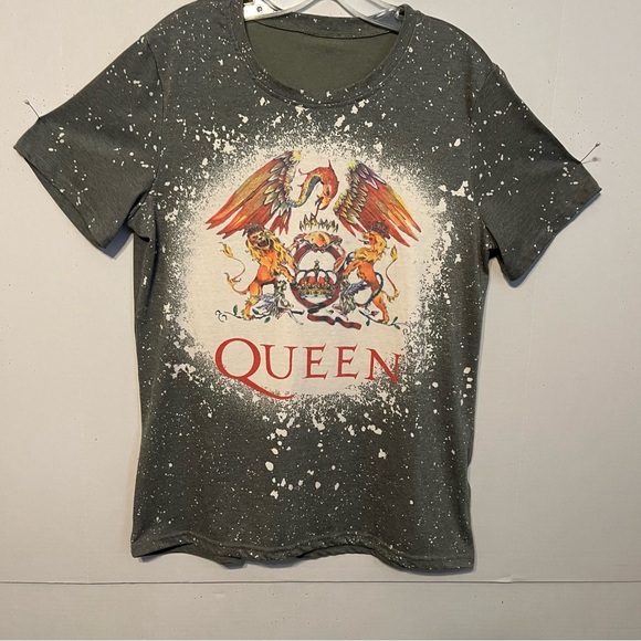 Queen | Shirts | Queen Graphic Tshirt Large Iconic Queen Logo On Front ...